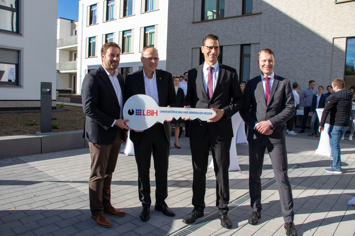 Innenminister Peter Beuth eröffnet neues Polizeizentrum in Taunusstein ...